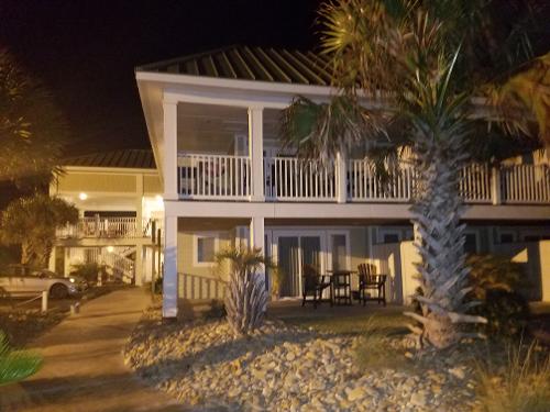 Book Islander Hotel & Resort, Emerald Isle, North Carolina - Hotels.com